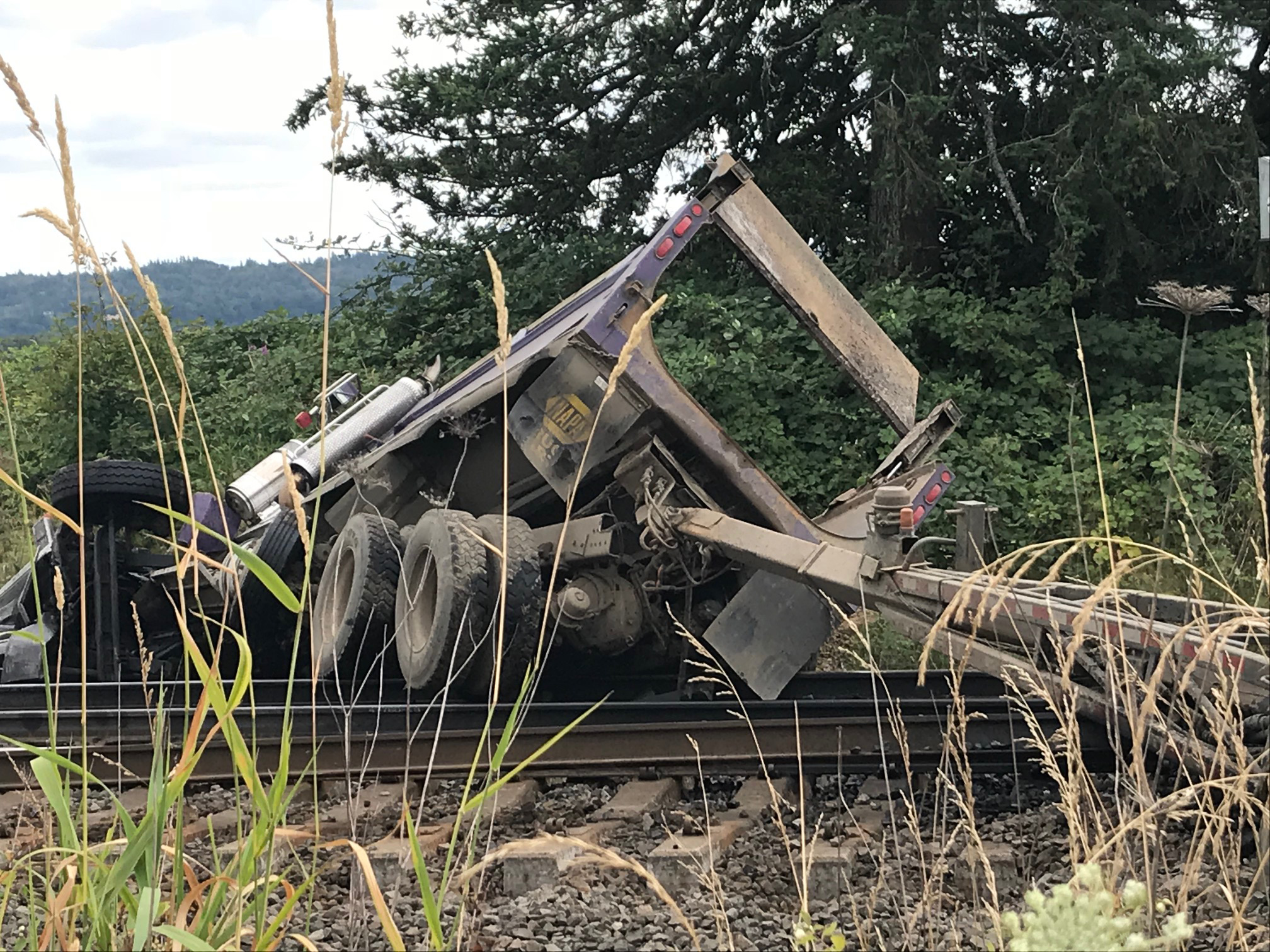 Truck accident on railroad tracks causes train delays near Washougal ...